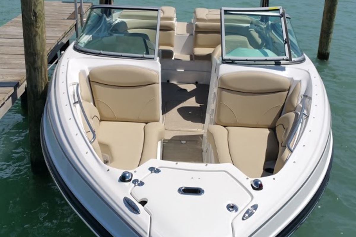 2015 Rinker 276 captiva in Chesterfield Twp, MI